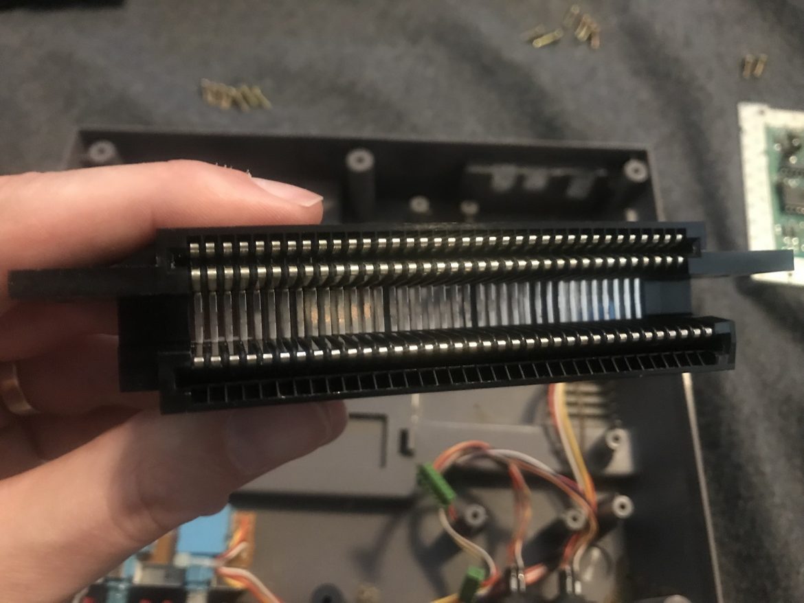 Nintendo Entertainment System (NES) disassembly and cleaning - Dreamcast.nu
