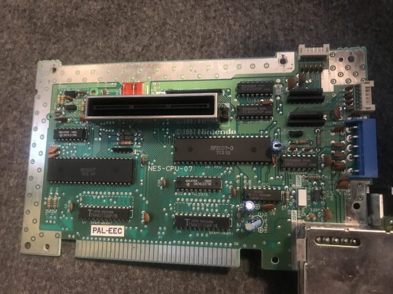 Nintendo Entertainment System (NES) disassembly and cleaning - Dreamcast.nu
