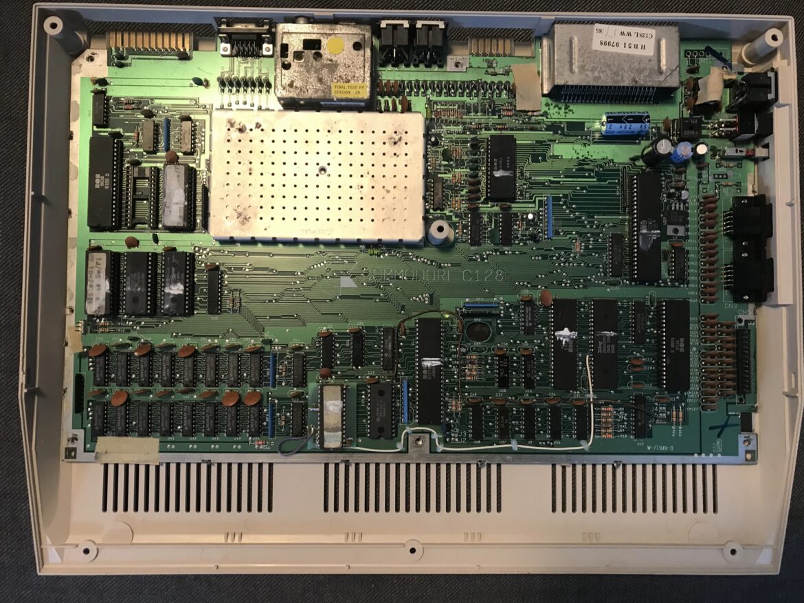 Commodore 128 motherboard - Dreamcast.nu