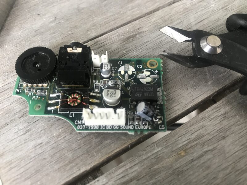 Game Gear with a dark screen: capacitor change - Dreamcast.nu