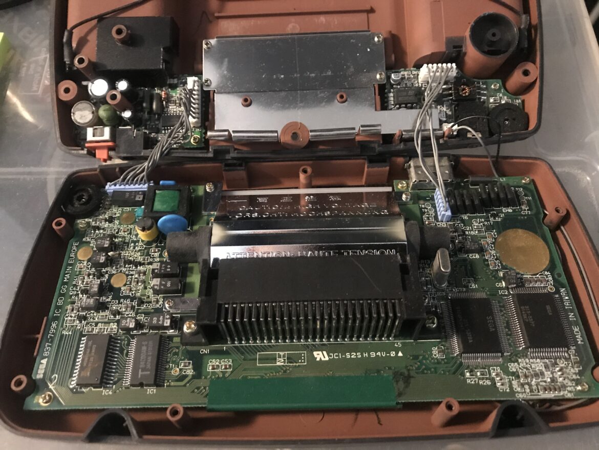 Game Gear with a dark screen: capacitor change - Dreamcast.nu