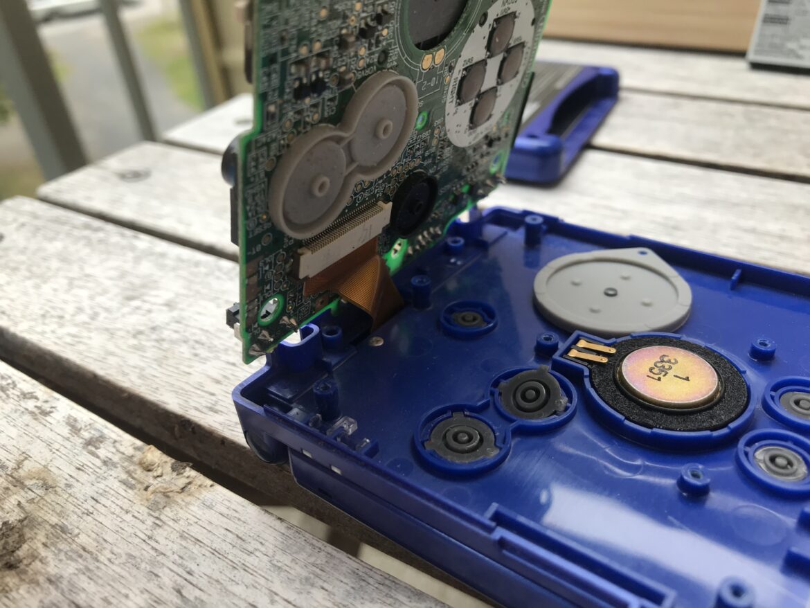 Gameboy Advance SP (GBA SP): battery and screen replacement - Dreamcast.nu